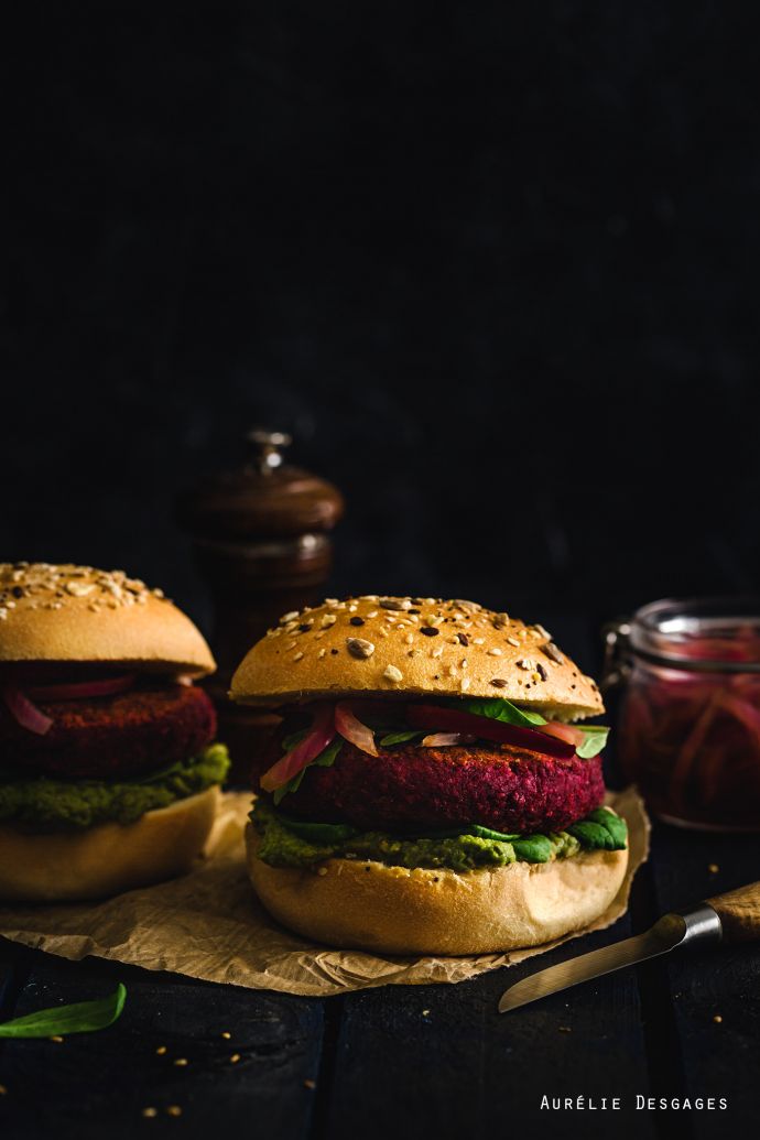Veggie Burger à la betterave, pickles d’oignons rouge et avocat ...