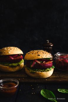 Veggie Burger à la betterave, pickles d’oignons rouge et avocat ...