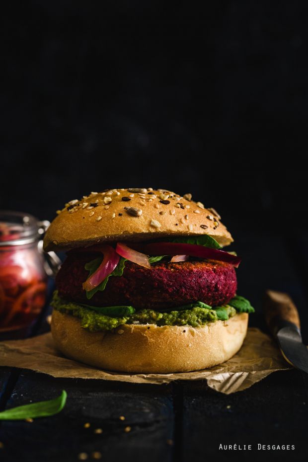 Veggie Burger à la betterave, pickles d’oignons rouge et avocat ...