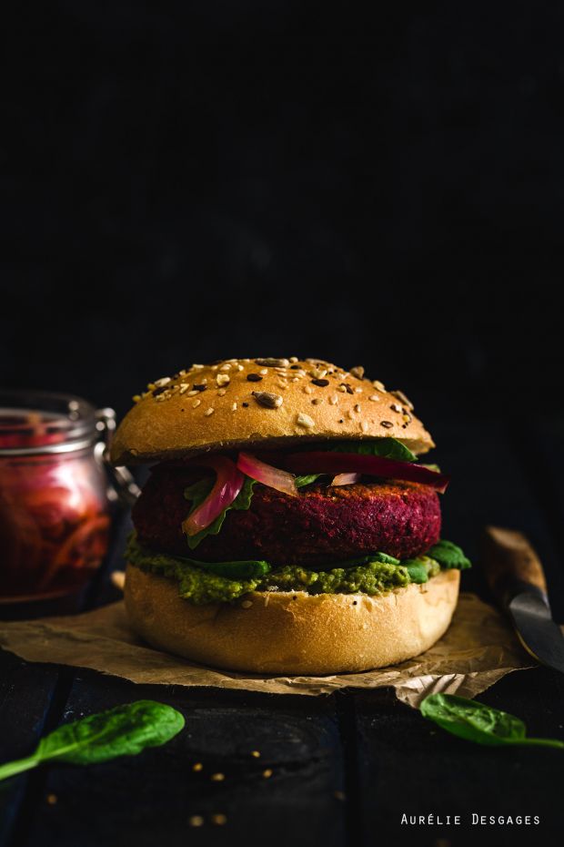 Veggie Burger à la betterave, pickles d’oignons rouge et avocat ...