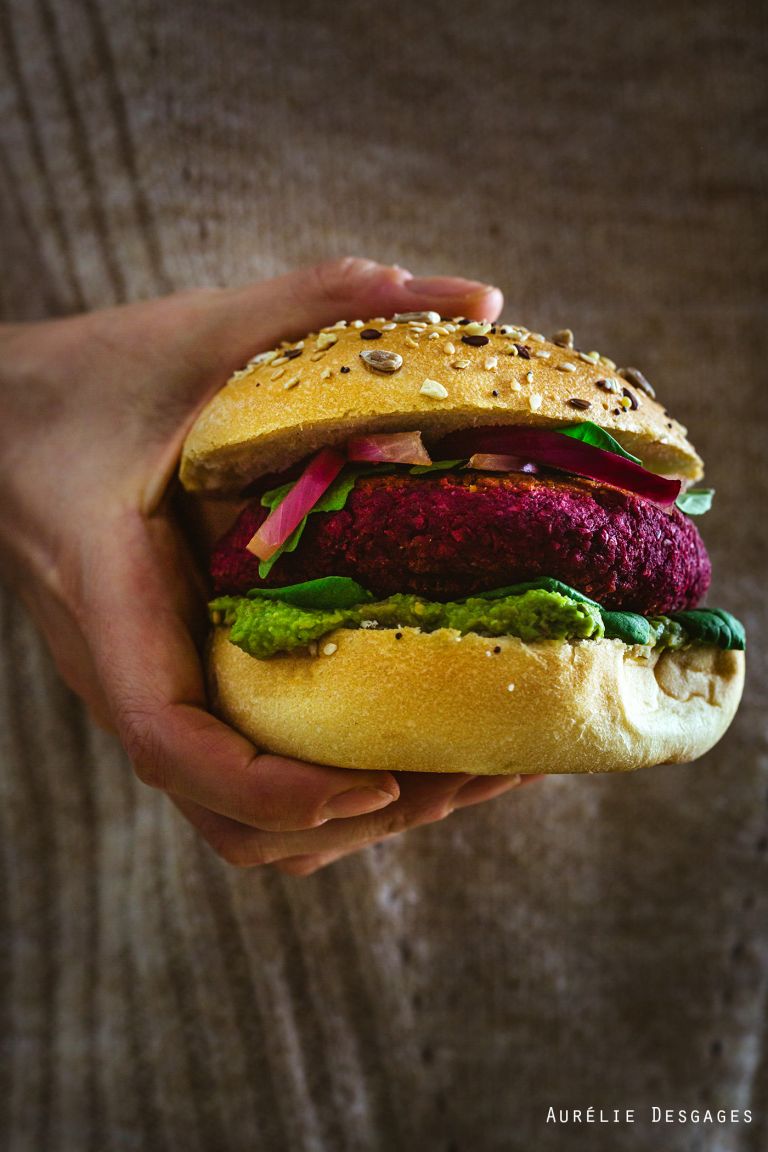 Veggie Burger à la betterave, pickles d’oignons rouge et avocat ...